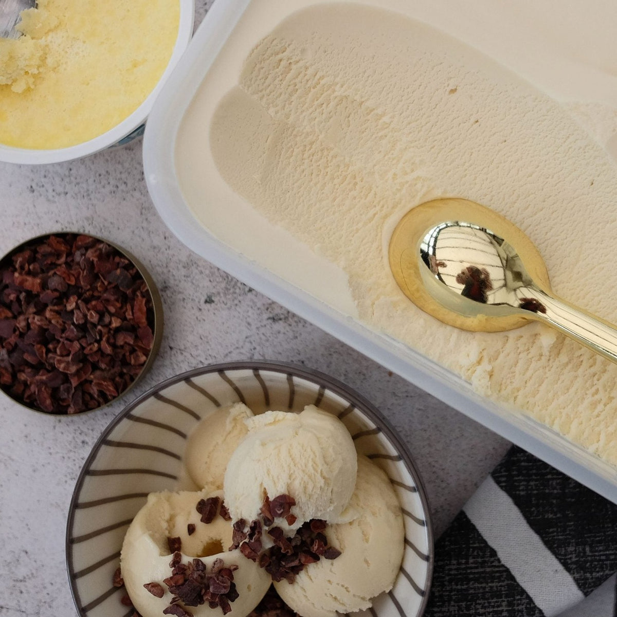 Clotted Cream Vanilla Ice Cream – 2 Litre Tub – Salcombe Dairy